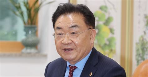 인터뷰하는 김태석 제주도의회 의장