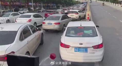 长沙一轿车强行加塞消防车 扣3分罚200元 搜狐大视野 搜狐新闻