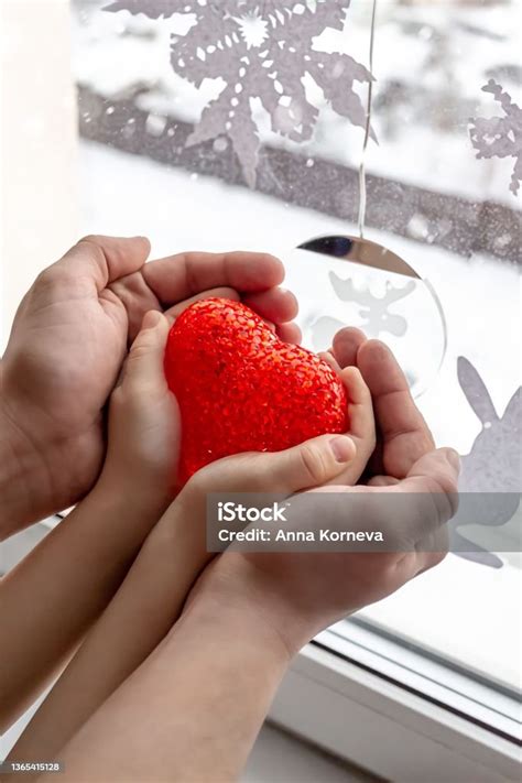 손 상단보기에 빨간 마음을 들고 성인과 아이 행복한 가족 관계 손에 대한 스톡 사진 및 기타 이미지 손 아이 원조