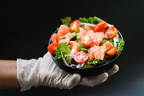 신선한 생연어 생선 요리 음식 해산물 연어 생선 건강 식품 연어 샐러드 음식 야채 양상추 잎 토마토 허브 및 향신료를 곁들인