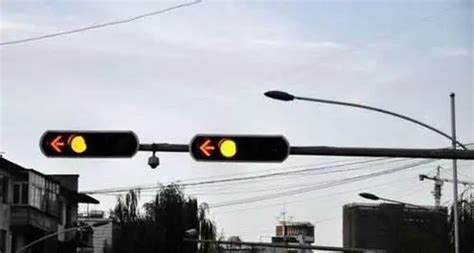 黄灯时前轮过了后轮没过继续行驶算闯红灯吗？ 有驾
