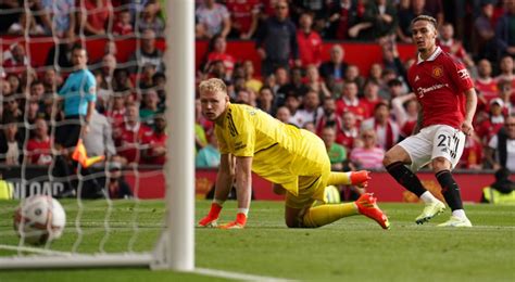 United Win Fourth Straight Ending Arsenals Unbeaten Season