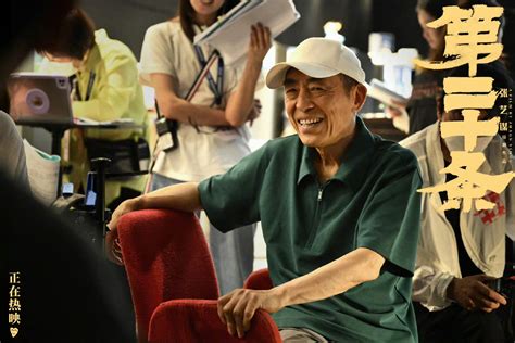 第37届大众电影百花奖最佳导演：张艺谋（《第二十条》导演）最佳导演第二十条百花奖新浪新闻
