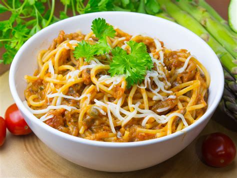 Makaron spaghetti z bakłażanem, kaparami i pomidorami - przepis ...