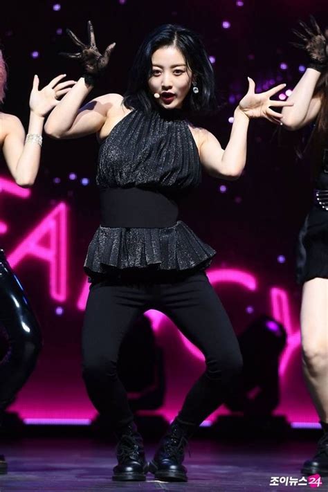 Twiceジヒョのとにかく大きい爆乳エロ画像まとめ。 芸能人のエロ画像 最新まとめ None Nayeon Tight Suit
