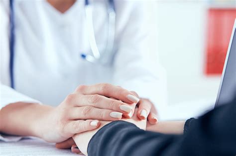 격려와 공감 클로즈업에 대 한 여성 환자의 손을 잡고 친절 한 여성 의사의 손 협력 신뢰 및 의료 윤리 개념입니다 감탄에 대한