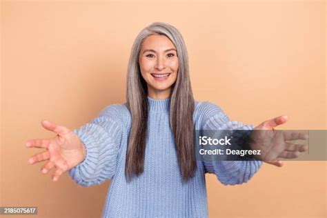 귀여운 사랑스런 숙녀 연금 수령자 옷을 입은 파란색 풀오버 팔 벌려 포옹 준비 포옹 당신은 고립 된 베이지 색 배경의 사진