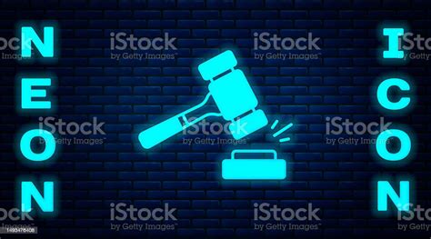 빛나는 네온 경매 망치 아이콘은 벽돌 벽 배경에 분리되어 있다 Gavel 판사 또는 경매인의 망치 입찰 과정 거래 완료 경매