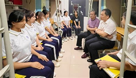走基层访宿舍面对面鼓励青年学子 肇庆学院