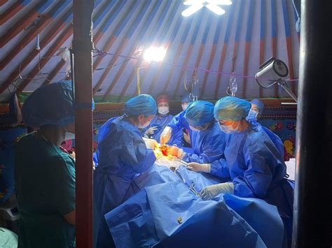 Өмнөговь аймгийн эмч мэргэжилтнүүд отрын гэрт яаралтай хагалгаа хийж эх хүүхдийн амь насыг