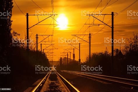 일몰에서 아름 다운 하늘에 대 한 철도 역입니다 산업 철도 빨간 구름 태양 나무와 푸른 잔디와 다채로운 푸른 하늘 풍경입니다 철도 분기점입니다 중 산업입니다 가을 저녁 0