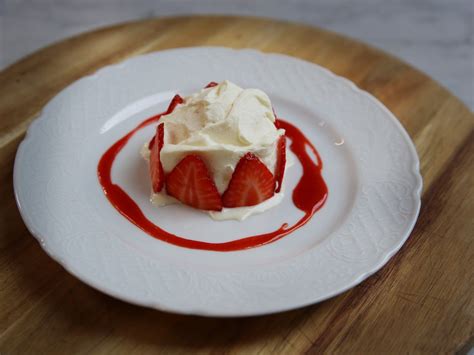 Pavlova Met Vanille Ijs Slagroom En Aardbeien Dagelijkse Kost