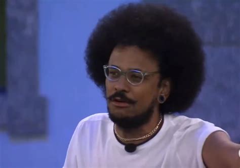 No BBB João cai no choro após expor fala racista de Rodolffo em jogo