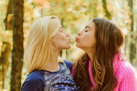 Foto Stock Friendly Kiss Girls Friends Kissing Girlish Friendship