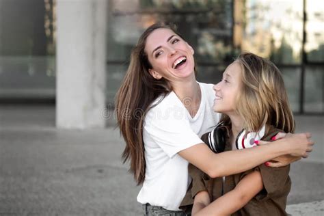 Madre Se Abraza Con Una Colegiala Fuera Adolescente Alegre Y Mujer De