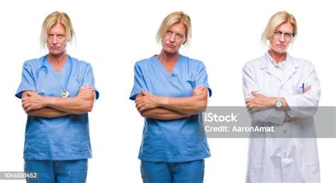 아름 다운 중 년 금발 의사 여자 화이트의 콜라주 고립 Backgroud 회의론 및 교차 팔과 얼굴에 긴장 Disapproving 식 부정적인 사람입니다 감정에 대한 스톡