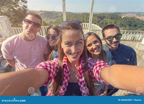Jeunes Amis Ayant L Amusement Et Prenant Le Selfie Dehors Photo Stock Image Du Personne