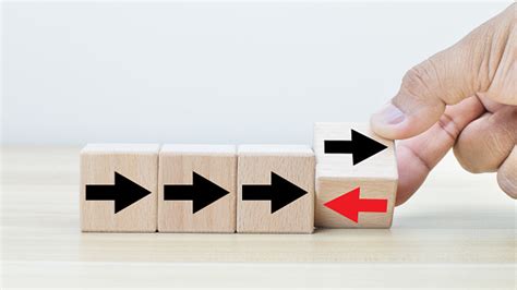 손 반대 방향 검은 화살표를 직면 빨간색 화살표와 나무 큐브 블록을 통해 플립 고유 다른 생각 개인과 군중 개념에서 서 30