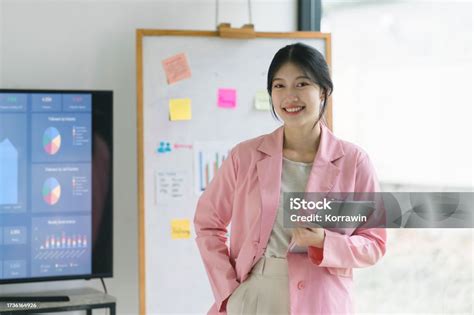 영업 피치 사업 투자 계획 또는 회사 전략을 설명하는 미소 짓는 자신감 넘치는 여성 사업가의 초상화 워크샵 교육 코치 보고서