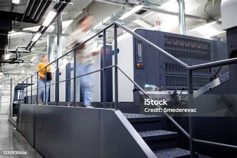 현대적인 오프셋 인쇄기 와 바쁜 사람들이 주위에 작업 공장 인테리어를 인쇄 인쇄 공장에 대한 스톡 사진 및 기타 이미지 인쇄