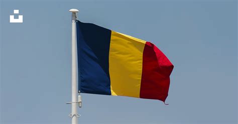 Foto Zum Thema Eine Flagge Auf Einem Mast Kostenloses Bild Zu