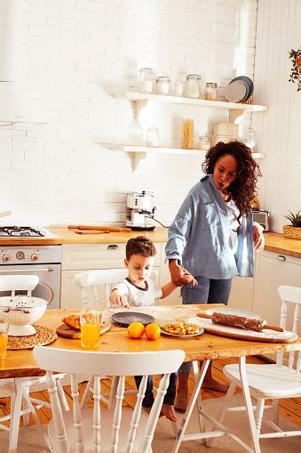 젊은 예쁜 아프리카 계 미국인 어머니 와 작은 귀여운 아들 에 부엌 아침에 준비 아침 식사 라이프 스타일 사람들 개념 2명에 대한 스톡 사진 및 기타 이미지 Istock