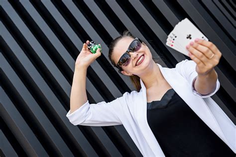 포커 칩과 추상적 인 배경에 카드 놀이 딜러 여자 에 선글라스 들고 카지노 칩 포즈 용 카메라 20 29세에 대한 스톡 사진 및 기타 이미지 Istock