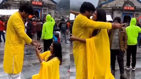 Kedaranth केदारनाथ मंदिर के सामने लड़की ने घुटनों पर बैठकर किया