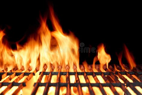 Горячий пустой гриль Bbq угля с яркими пламенами Стоковое Фото