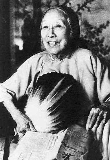 蔣介石消極抗日，身為國民黨元老，她送蔣介石一條女人裙子 每日頭條