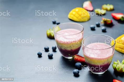 블루베리 망고 딸기 키 위 바나나 그리스 요구르트 스무디 0명에 대한 스톡 사진 및 기타 이미지 0명 건강한 식생활 과일
