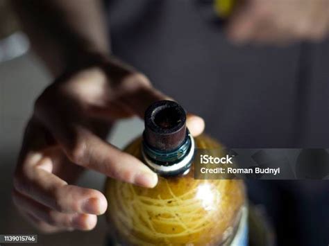 약용 대마초 자른 병 홈 봉 잡 초 연기를 통해 마리화나 흡연 0명에 대한 스톡 사진 및 기타 이미지 0명 건강관리와 의술 고요한 장면 Istock