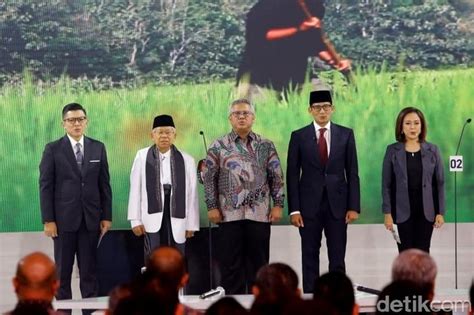 Pandu Debat Cawapres Putri Ayuningtyas Tampil Elegan Dengan Blazer Abu Abu