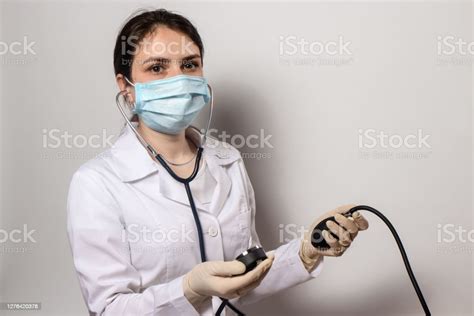 의료 용 마스크를 쓴 의사 심장 전문의는 혈압 모니터로 혈압을 측정합니다 25 29세에 대한 스톡 사진 및 기타 이미지 25 29세 감시 건강 진단 Istock