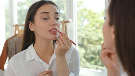 Mistakes To Avoid When Overlining Your Lips To Capture A Natural Look