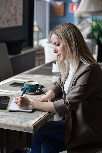 Premium Photo Portrait Of A Business Confident Woman Working In A