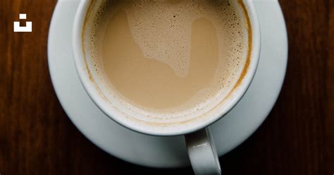 접시가 있는 흰색 세라믹 머그잔에 담긴 커피 사진 Unsplash의 무료 커피 이미지