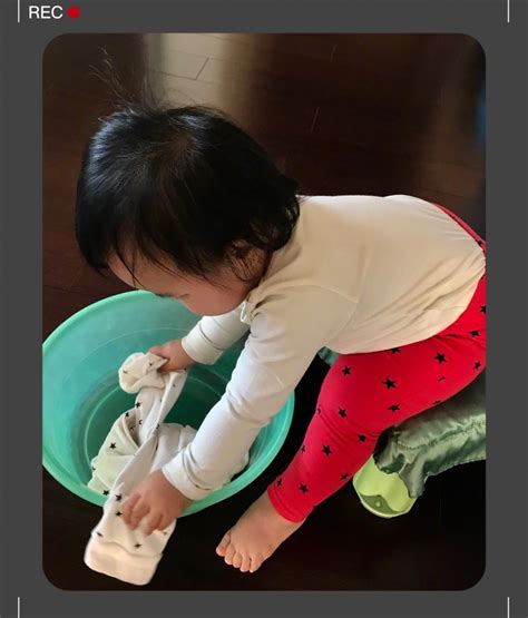 朱丹晒女儿萌照， 小小丹一拿起相机就模仿妈妈拍照，萌态十足！凤凰网