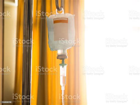 병원에서 정 맥 유체 치료 치료 동안 한 방울 식 염 수 또는 어떤 정 맥 솔루션의 초점 가방에 대한 스톡 사진 및 기타 이미지