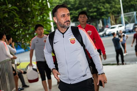 上海上港众将抵达恒大主场，阿瑙托维奇意气风发 搜狐大视野 搜狐新闻