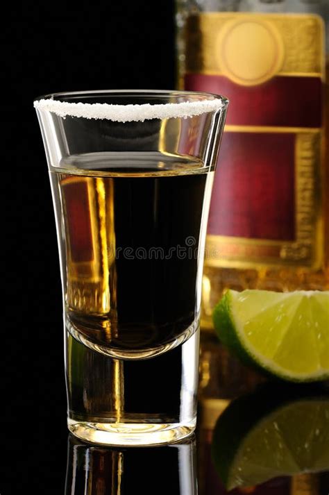 龙舌兰酒 库存图片 图片 包括有 投反对票 关闭 金子 葡萄酒 饮料 喝酒 石灰 酒精 玻璃 11984225