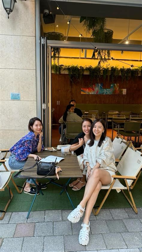 Lee Sung Mi 추억 소환 🥰 엄청 웃고 떠들고 대학때 만나서 아직도 똑같다며 ㅋㅋ 셋이 머리를 모아야 정확한 추억 내용이 완성 즐거운 추억여행 중~ 바람