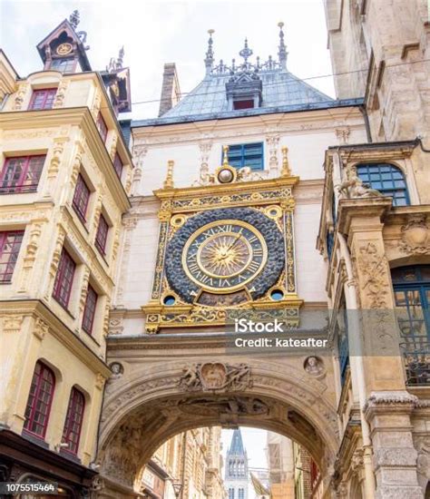 거리에 큰 시계의 뒤 Gros Horloge 후회 큰 시간 아치의 보기입니다 루앙 프랑스 루앙 대시계 거리에 대한 스톡 사진 및
