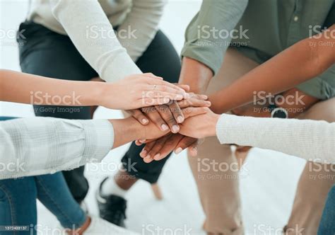함께 앉아서 중간에 손을 쌓아 두는 인식할 수 없는 무리의 자른 샷 손에 대한 스톡 사진 및 기타 이미지 손 공동체 지원