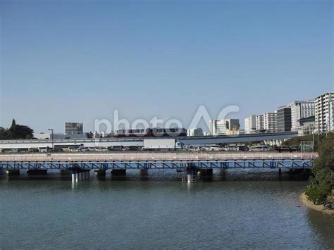 走るゆいレール（沖縄県那覇市） No 25722660｜写真素材なら「写真ac」無料（フリー）ダウンロードok