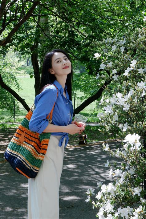 高圆圆日常随拍曝光 穿白色丝绸长裙垂眸甜笑好美 搜狐大视野 搜狐新闻