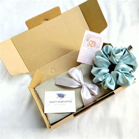 Jual PAKET C HAMPERS CEWE ISI JILBAB SCRUNCHIE PEREMPUAN GIFTBOX