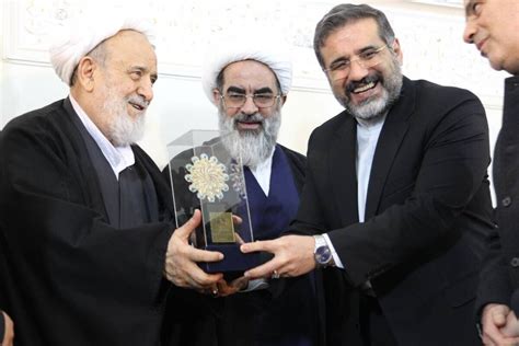 اهدای نشان مفاخر فرهنگی ایران به شیخ حسین انصاریان اطلاعات آنلاین