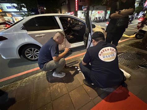 新北屁孩開車嬉鬧遭上班警勸阻 竟大膽攔車揮拳「下場出爐」