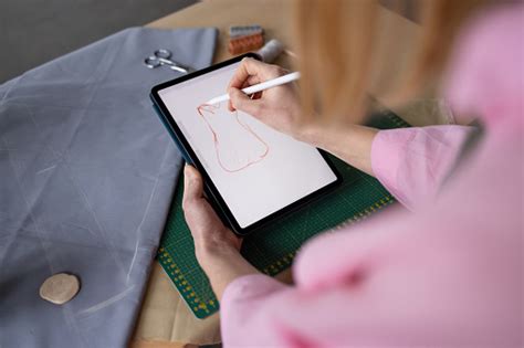 높은 각도 클로즈업 보기 의 인식 할 수없는 백인 여성 작업 에 그녀의 로프트 패션 스튜디오 20 24세에 대한 스톡 사진 및